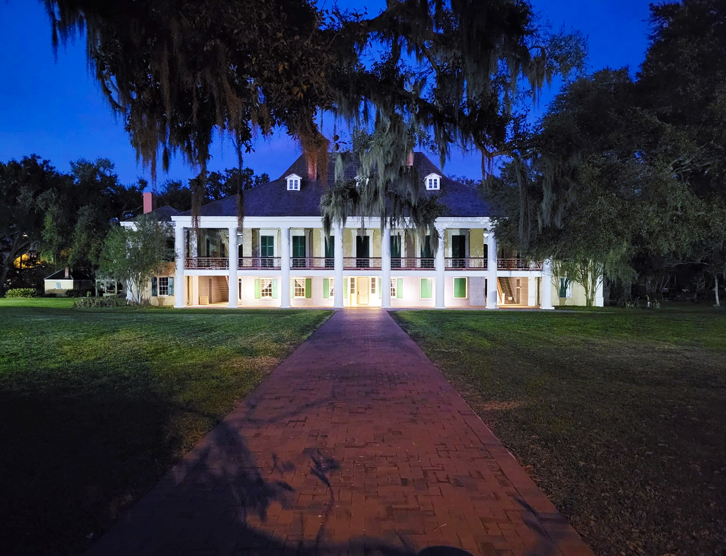 Witnesses report ghost sightings, paranormal activity at Destrehan ...